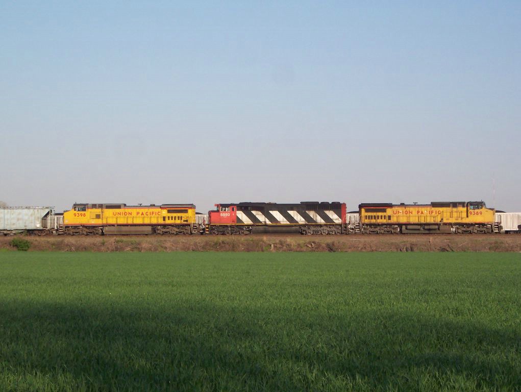 UP 9389 CN 5550 UP 9398